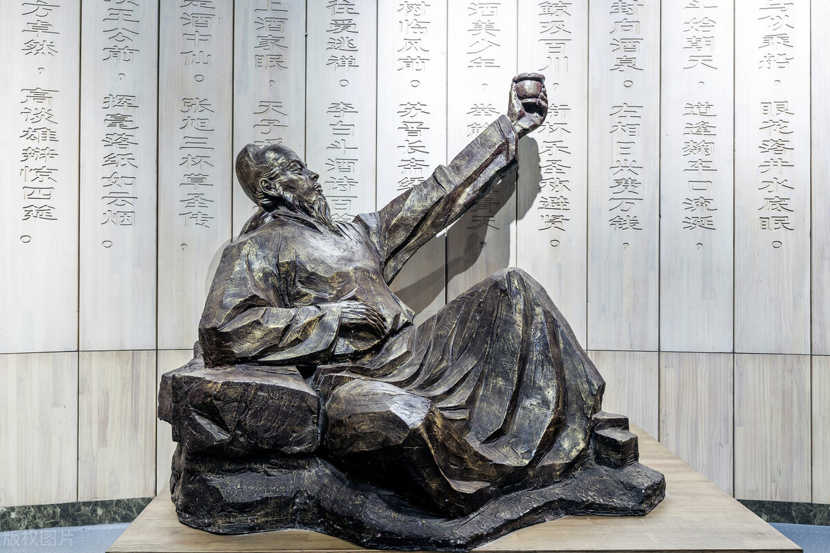 Tang Bohu's 16-line poem mentions Li Bai 9 times and 6 times the moon ...