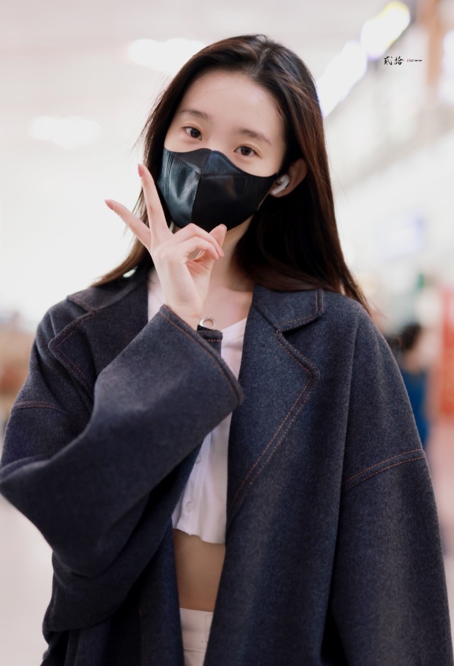 Tall Zhang Yifan shows up at the airport, super long coat and umbilical ...
