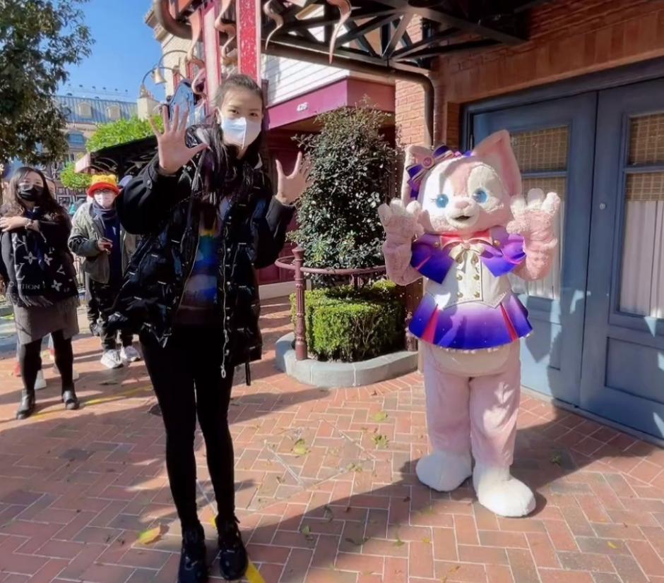 Zhang Changning went to Disneyland and interacted with well-known ...