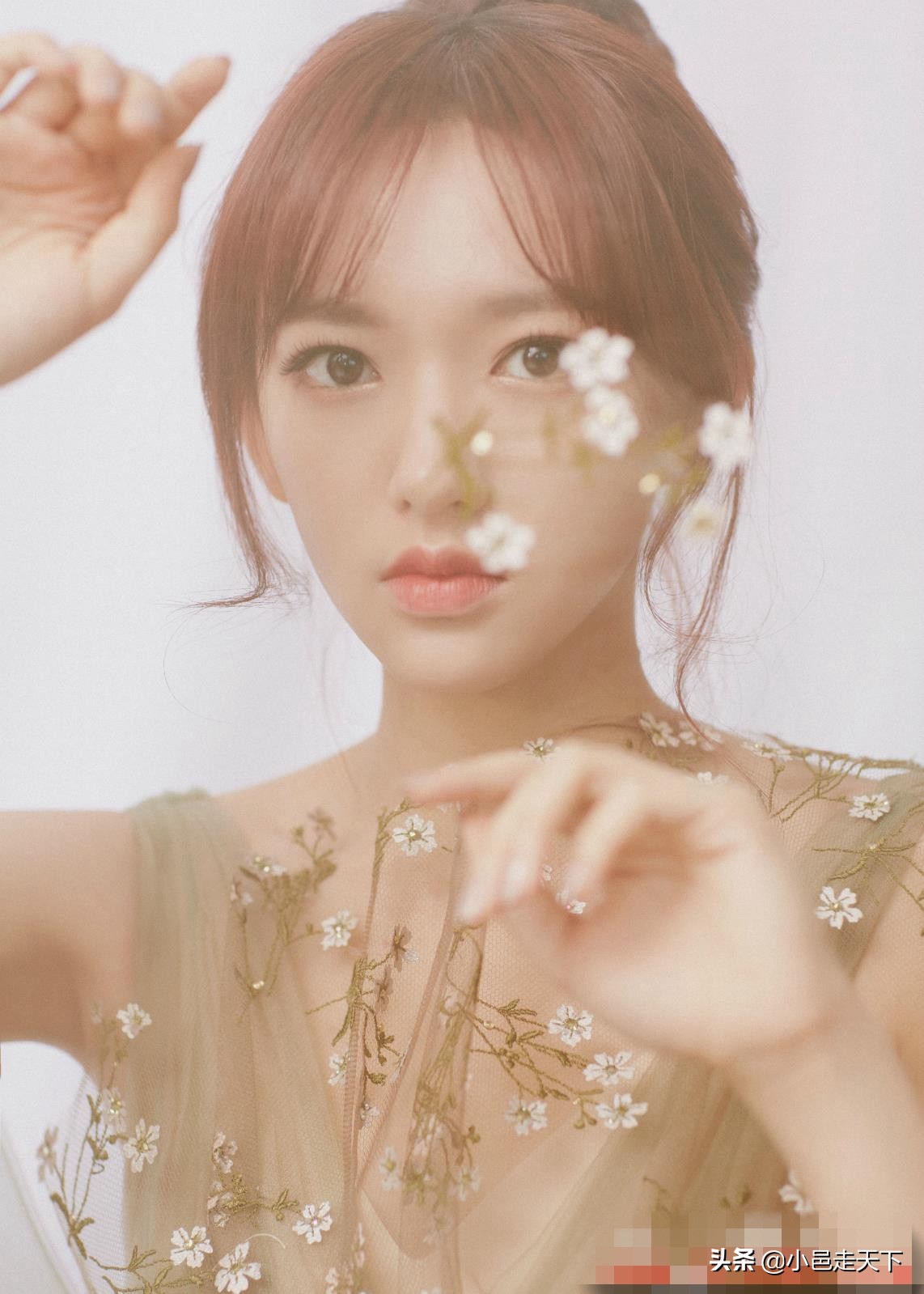 Cheng Xiao attended the style awards, showing the freshness and agility ...