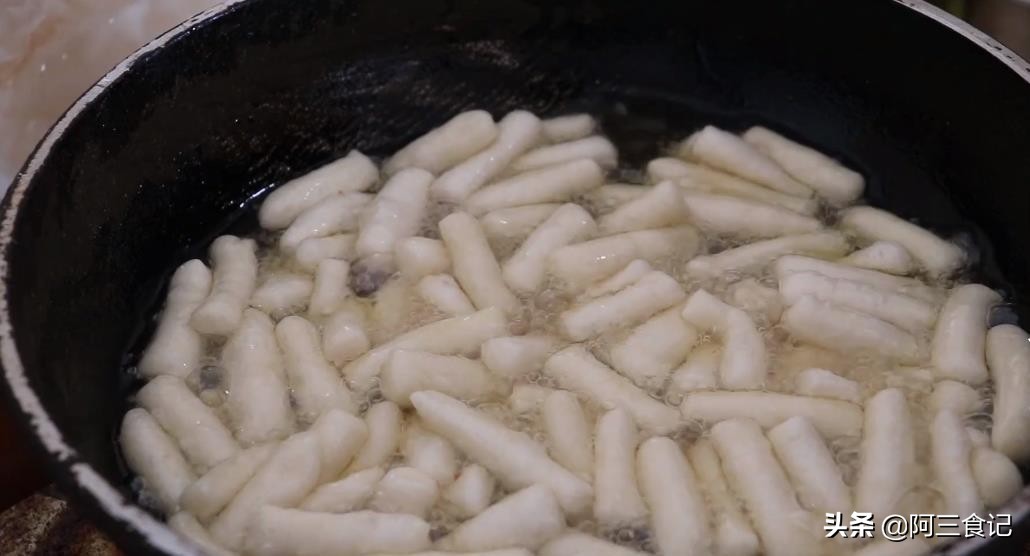 This is the best way to eat glutinous rice noodles. They are crispy and ...