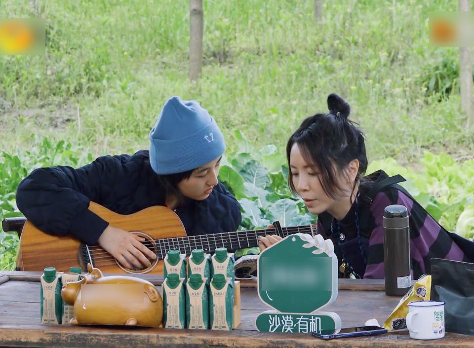 Zhang Zifeng played the guitar and sang in the yard. When asked whose ...