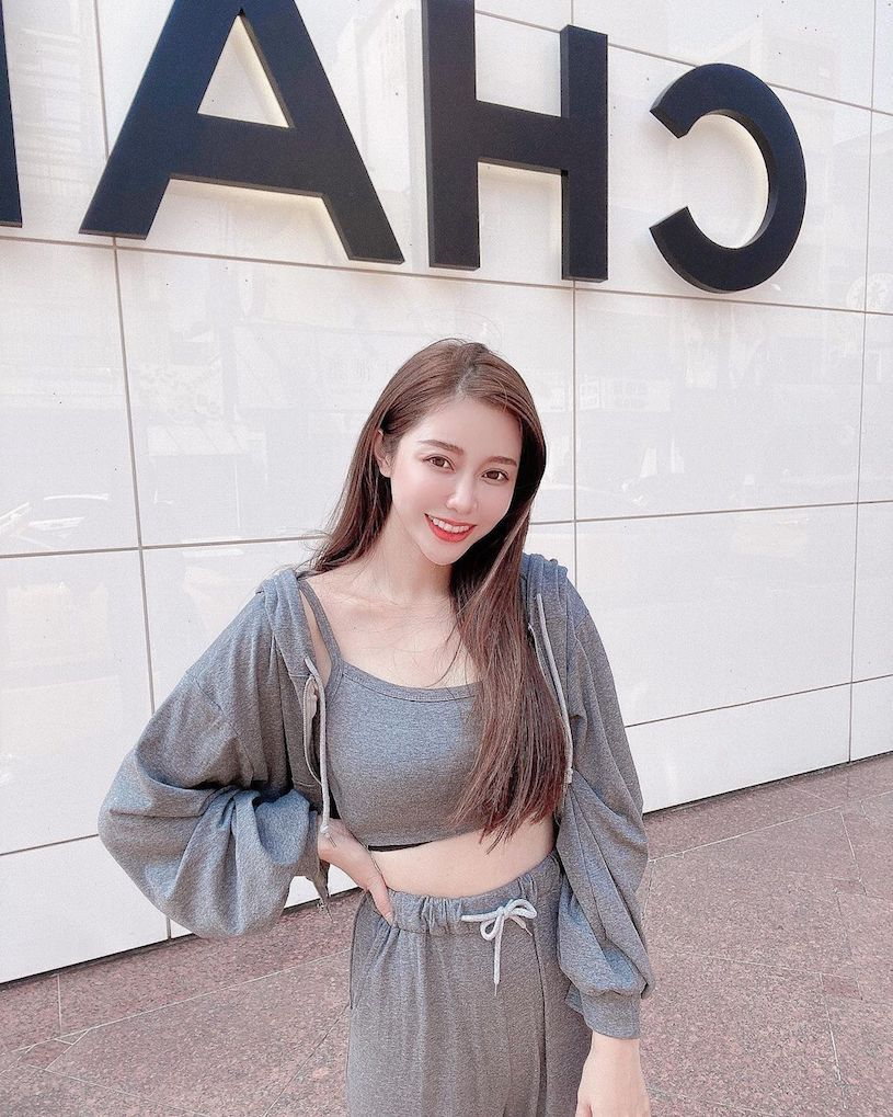 The IG goddess squatted to take pictures, the picture is so sweet, the ...