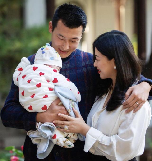 Zhu Zhu's husband took the first photo of a family of three, and Wang ...
