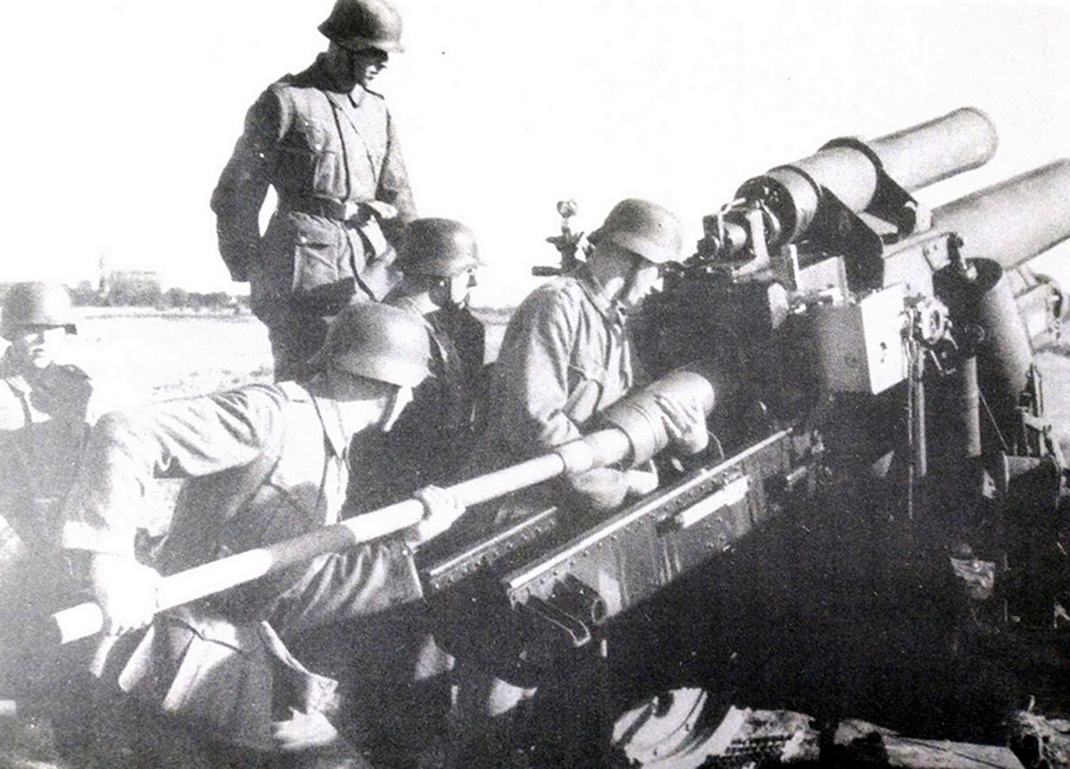 150mm s.FH18 howitzer of German artillery in World War II - iNEWS