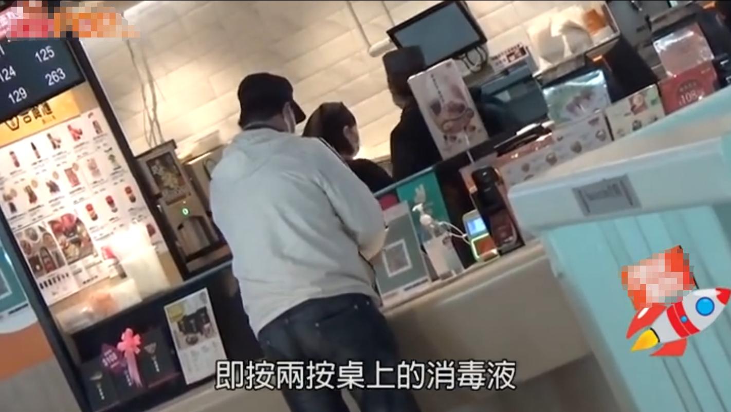 75-year-old Ti Lung and his wife ate separately from the mall, and ...