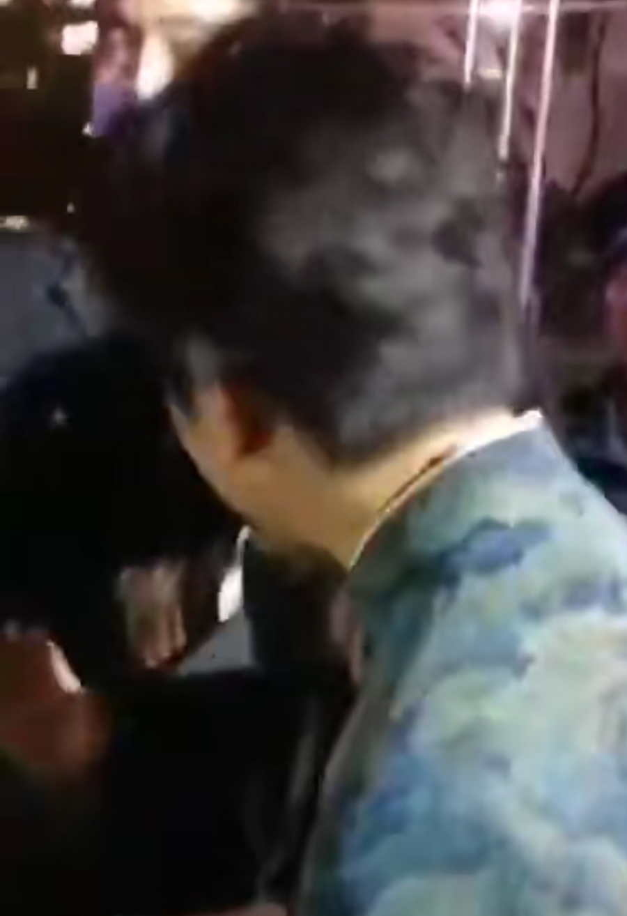 42-year-old Li Yugang, who played a commercial role in making gold, was exposed to sing three ...