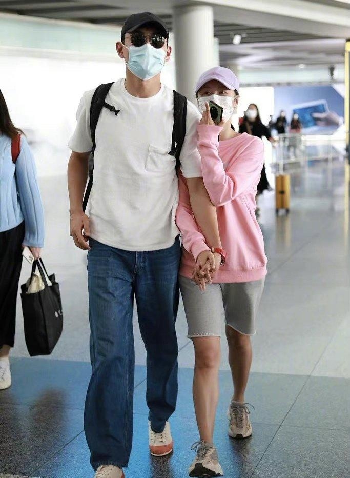 Wang Yanlin Ai Jiani first fit after marriage, her fingers interlocked ...