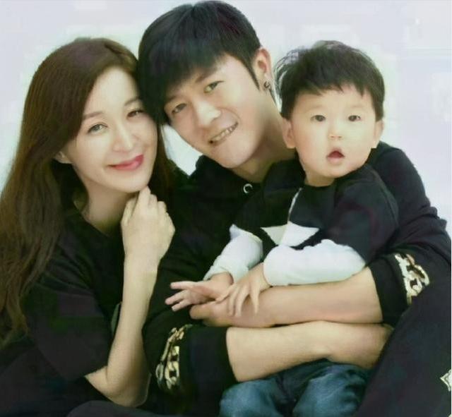 Lin Yushen's real mother and godmother are both directors, but they are ...