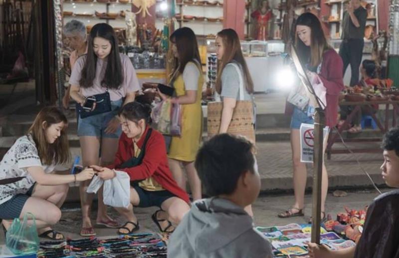 The Laos night market is full of dazzling arrays, the beautiful women ...