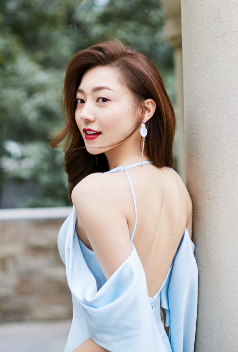 Huang Mengying sexy vacuum ultra-deep V photo, white and tender skin ...