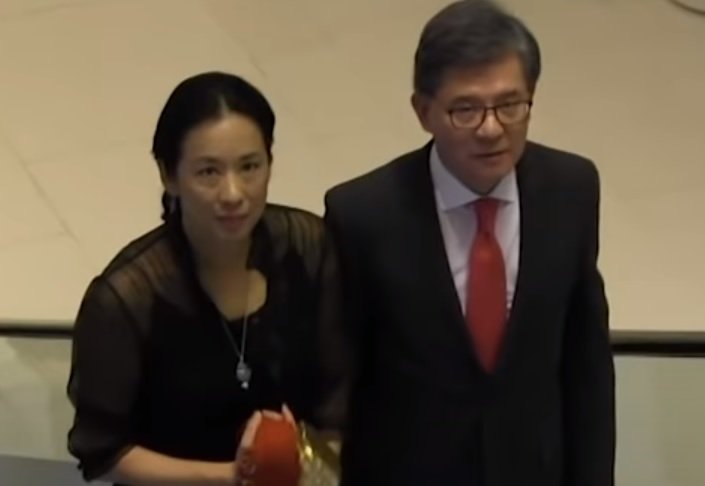 Kelly Chen takes her 72-year-old mother to go shopping. Mother Chen is ...