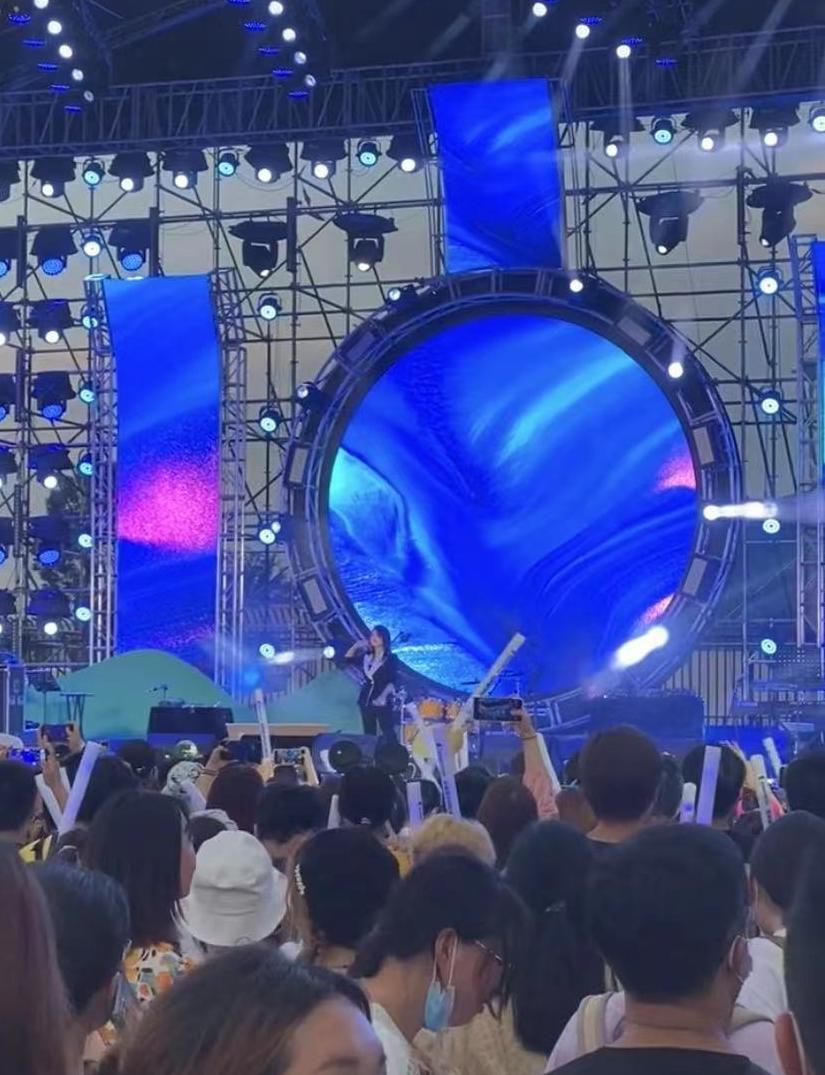 He Jie appeared in the commercial performance, but was slightly ...