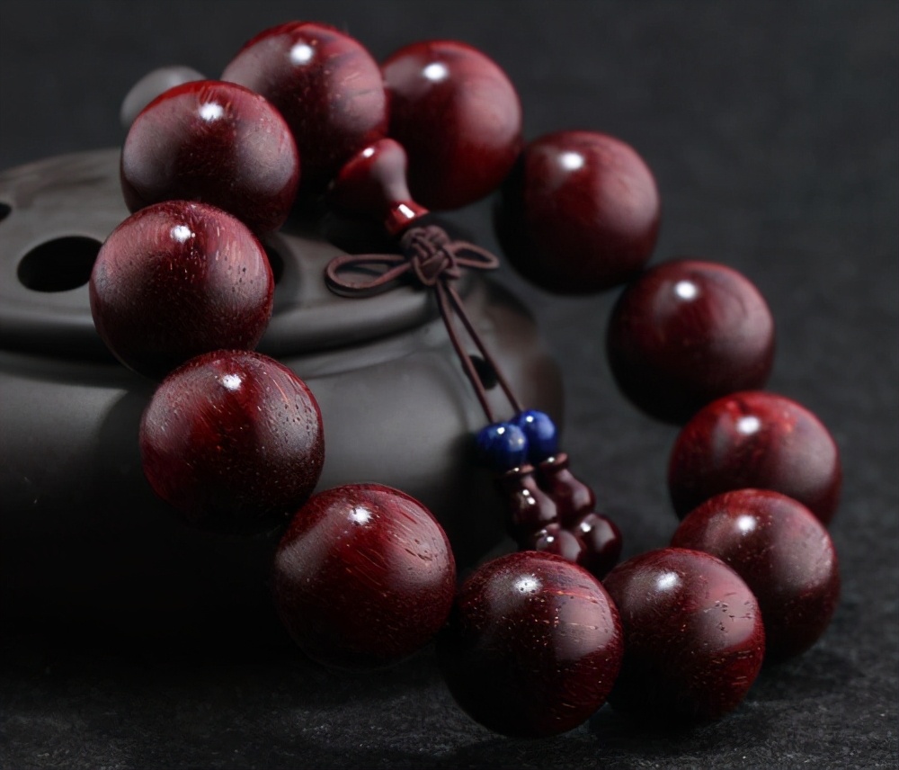 Buddhist beads with far-reaching connotations are derived into ...