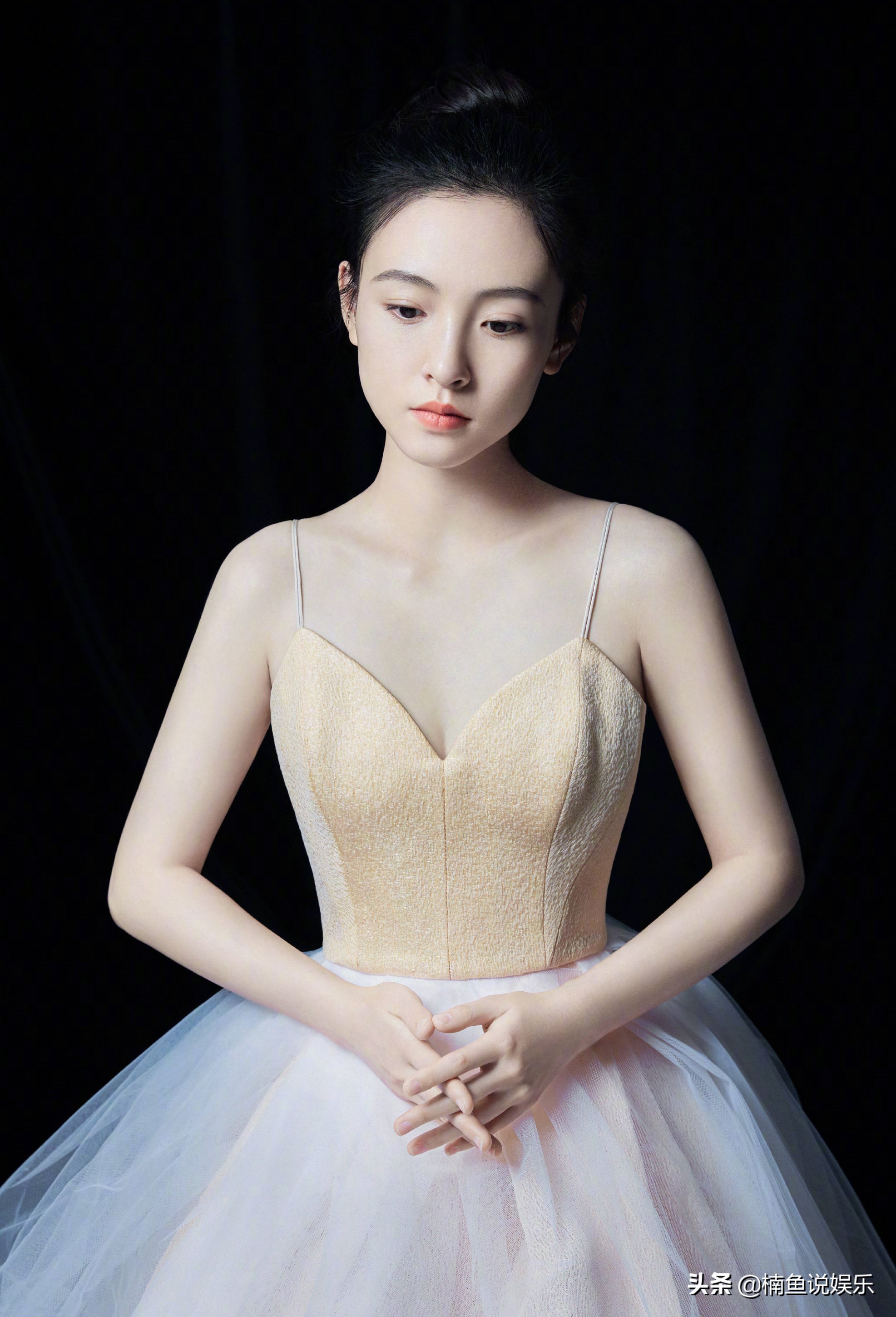 29-year-old Wu Qian posted her birthday photo, wearing a suspender ...