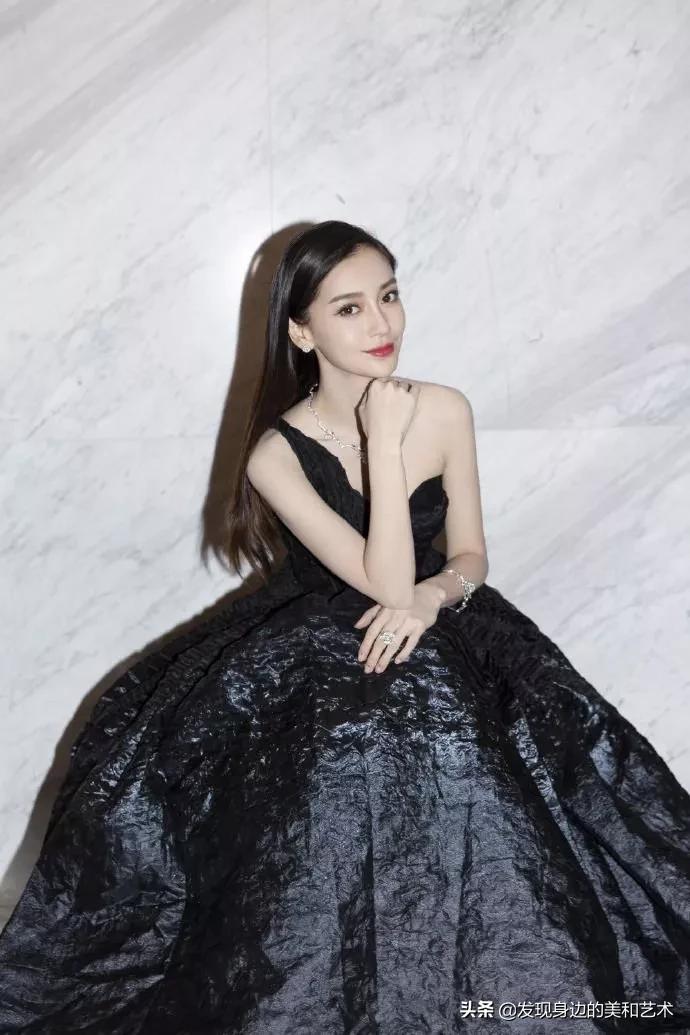 Angelababy's long-haired shawl has fair skin and is wearing a black ...