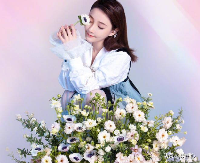 Feng Timo appeared without makeup and made a costume video to promote ...