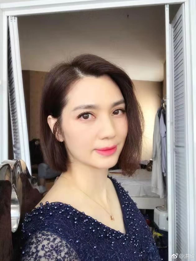 Hong Xin took her daughter to the show, 49-year-old abdomen is a little ...