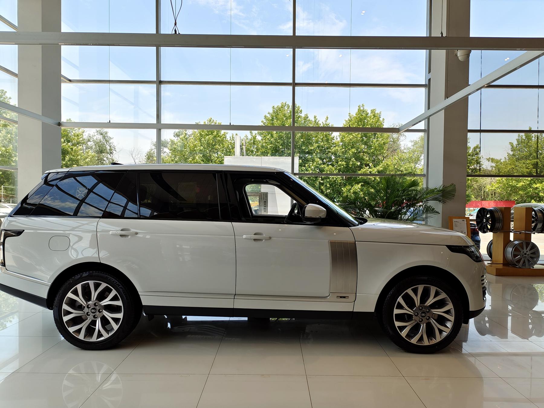The space is really big, real shot Land Rover Range Rover extended ...