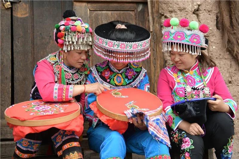 Intangible Heritage: Yi embroidery has gone through the spring and ...