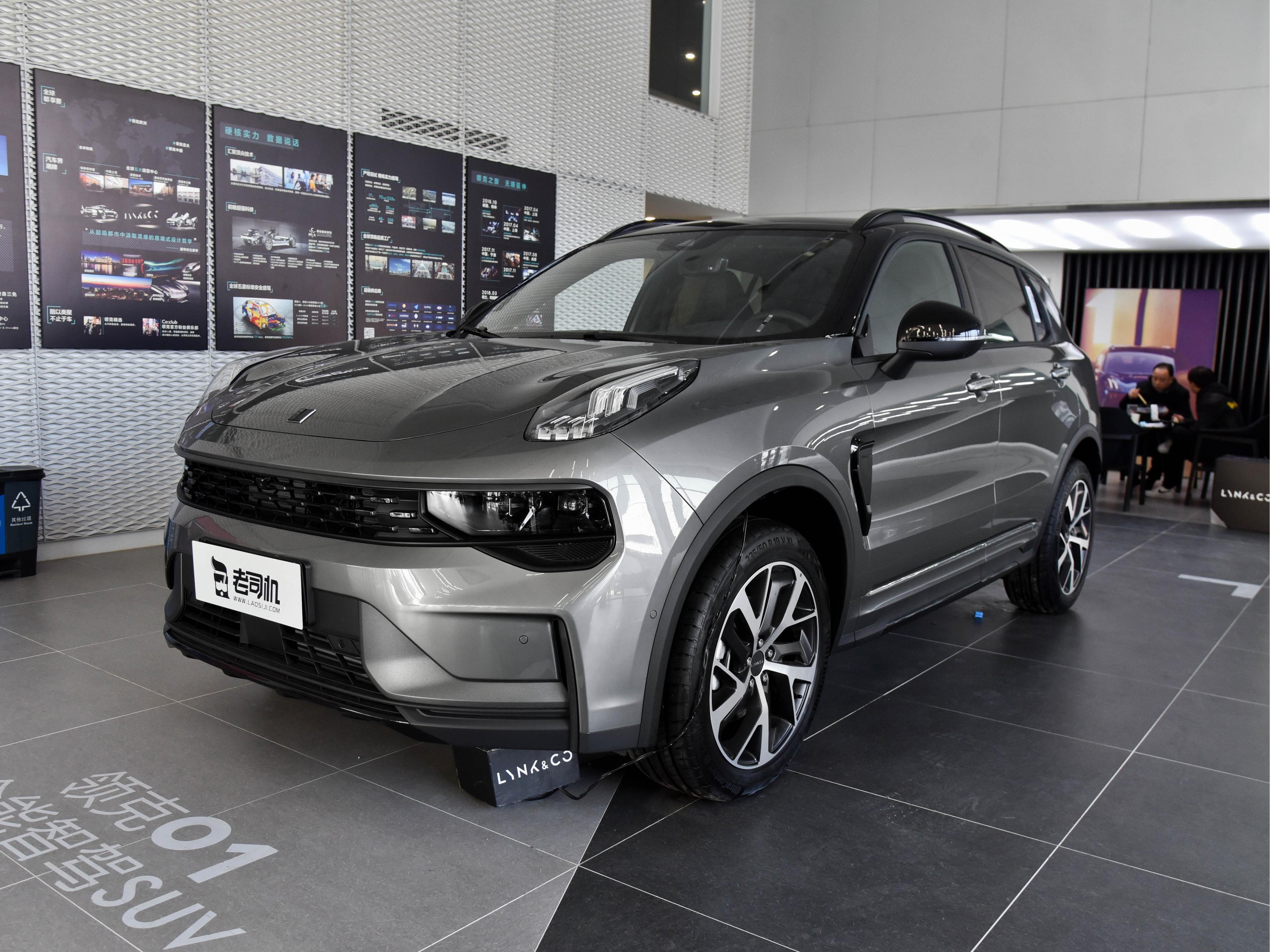 2.0T+8AT, 254 horsepower, good interior materials, real shot of Lynk & Co 01 - iNEWS