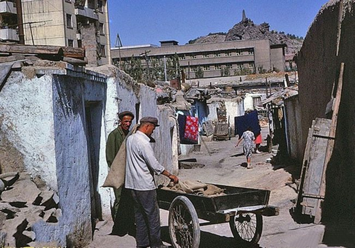 Old photo: Urumqi in the 1980s, "the second road car parked on the ...