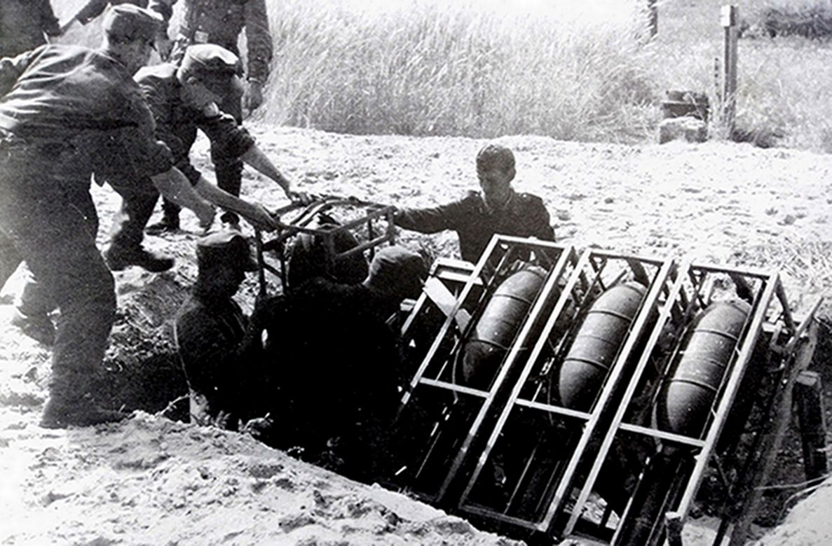 The sWG40 and sWG41 simple rocket launchers of the German artillery of ...