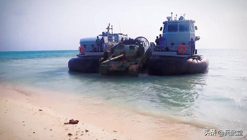 The internal details of the Mustang 726 hovercraft, carrying 96 tanks ...