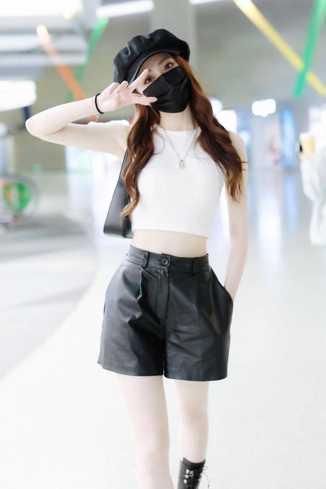 Xu Lu dressed really coolly at the airport, and the dent clothes were ...