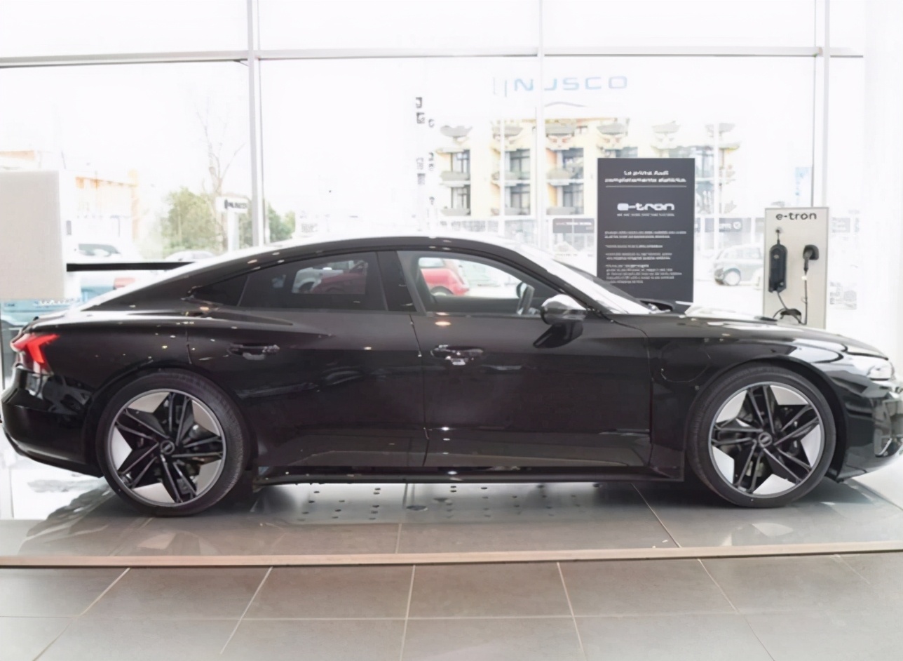 Audi pure electric coupe exposed!Closed grille + slip-back shape ...