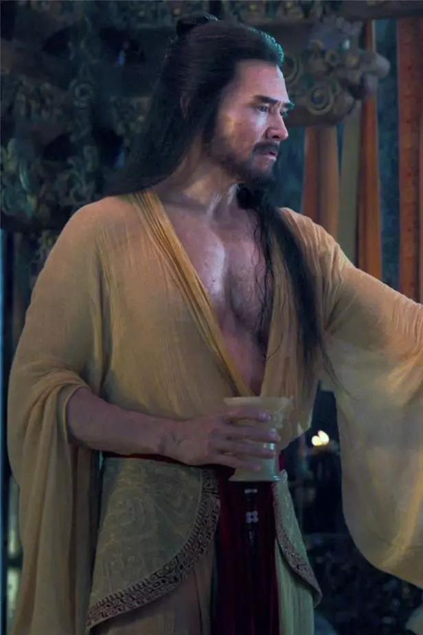 61-year-old Fei Xiang has developed chest muscles and his body does not ...