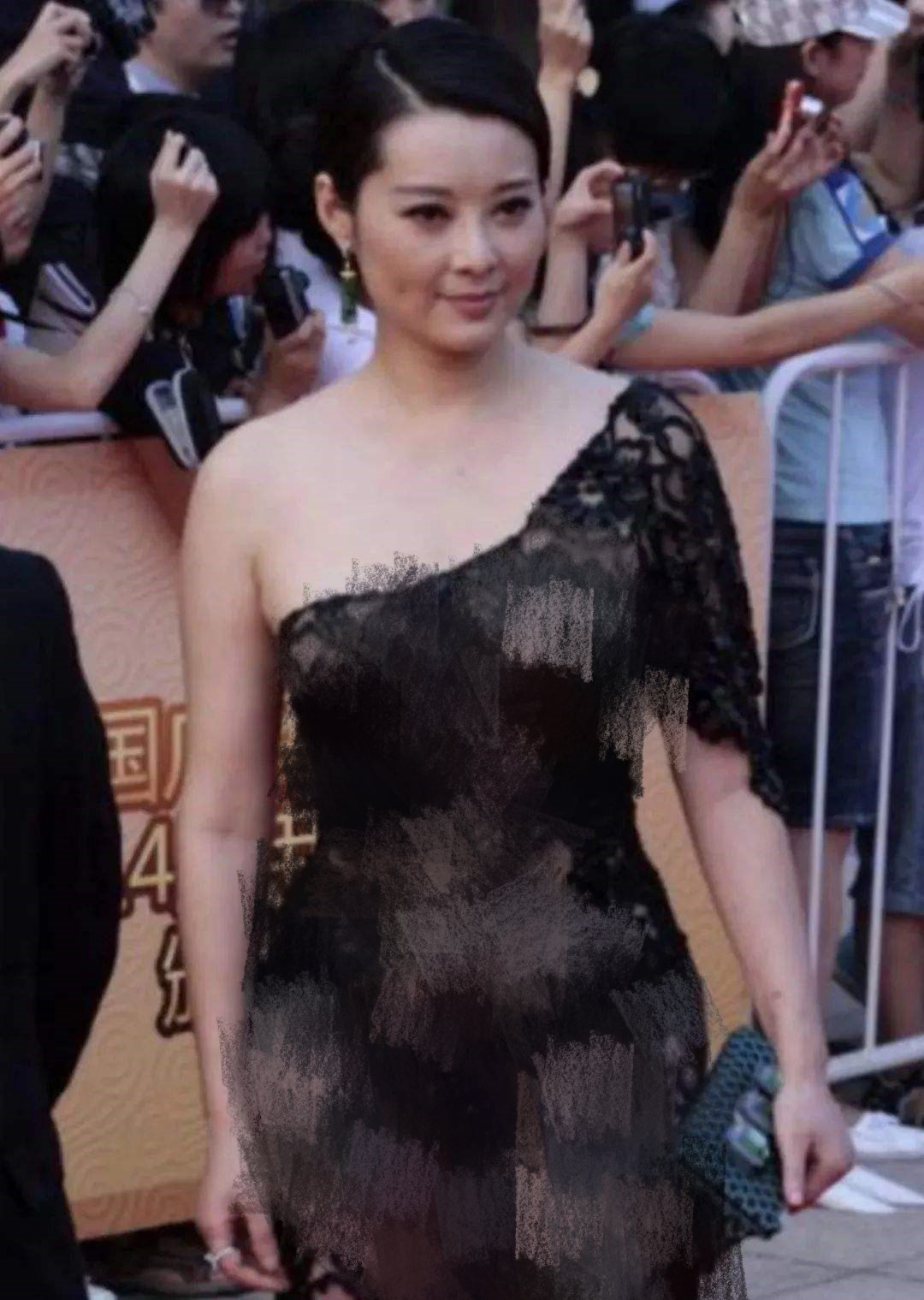 Shen Mengchen's 17-year-old photos are exposed! Yuan Li and now are different, with hot body and ...