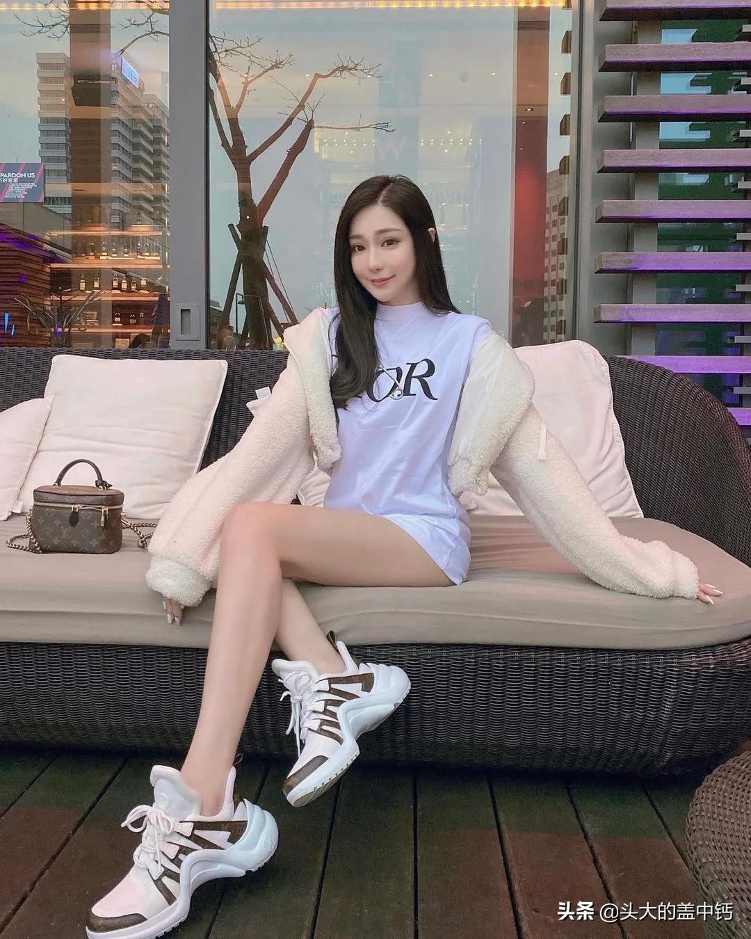 Beauty Illustrated Series: Long-legged sister Yixuan Demi - iNEWS