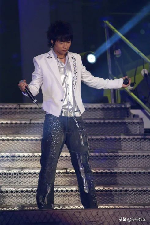 Wei Chen married his first girlfriend and was super happy. The 35-year ...