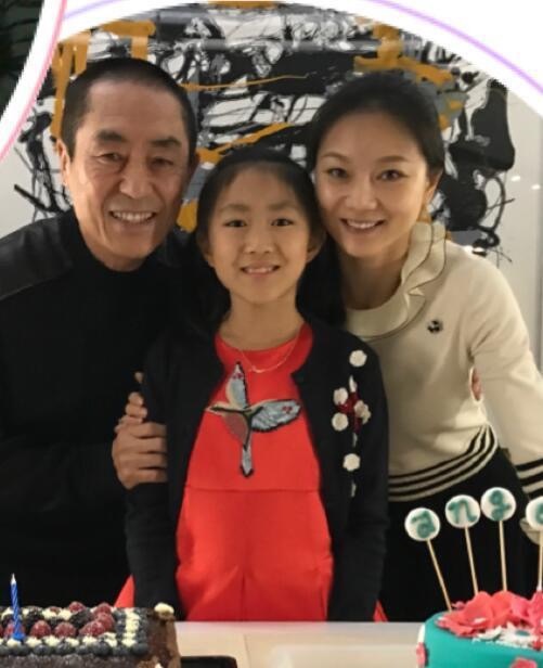 Chen Ting walked to the airport and was photographed. She has a plain ...
