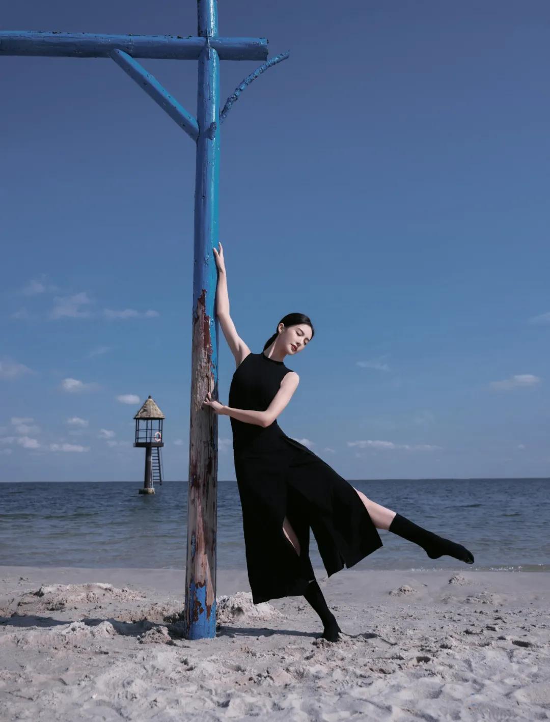 Wrist line over gear?Does Tang Yan's leg length really exist? - iNEWS