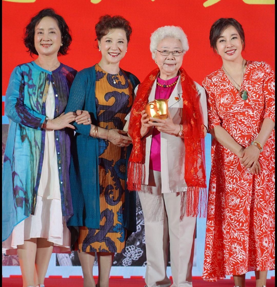Wang Fuli was photographed on the street. The 72-year-old is real but ...