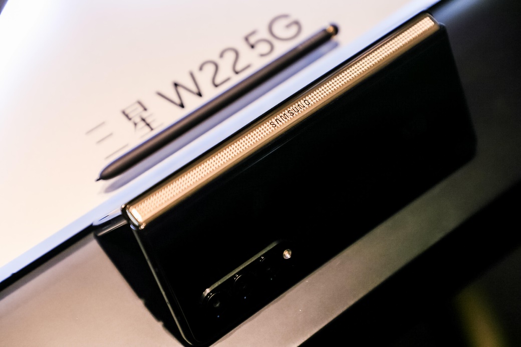 Smooth strokes, precise control, the world's Samsung W22 5G exclusive S Pen interprets elegance ...