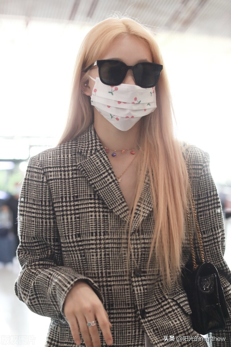 Xu Mengjie's little white dress with cherry pink hair color is full of ...