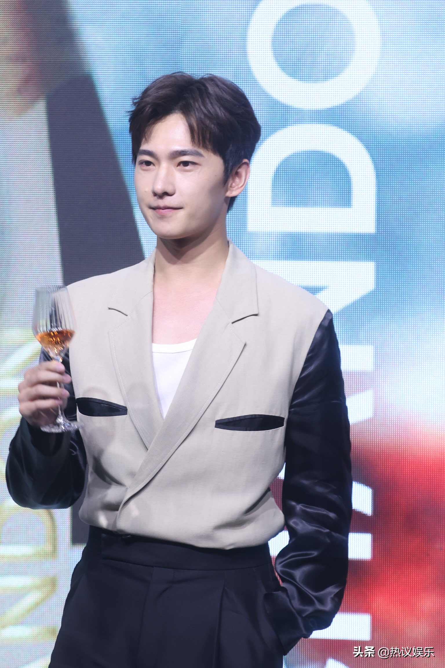 Yang Yang appeared in a brand event with a color matching suit and ...