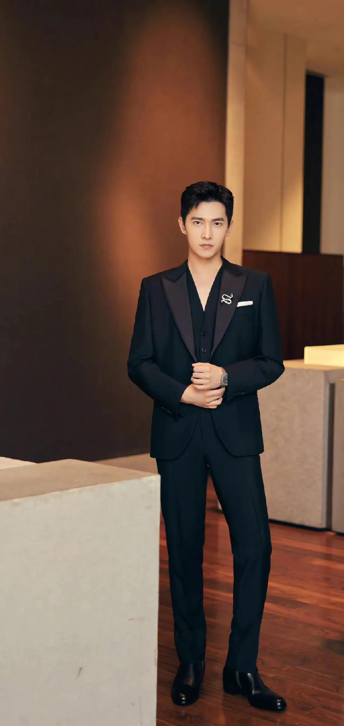 Yang Yang attended offline events, dressed in a black suit, yuppie and ...