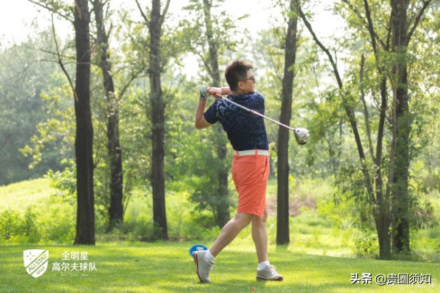 Xu Yajun sun and the four major actors playing golf, 64-year-old Ge You ...