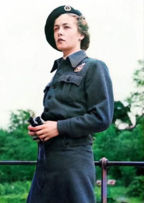 That bright color in the war, a photo of a female soldier in World War ...