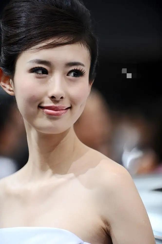 Beautiful photos of car model Zhai Ling - iNEWS