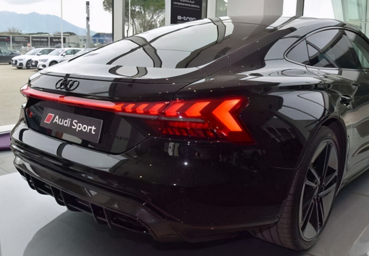 Audi pure electric coupe exposed!Closed grille + slip-back shape ...