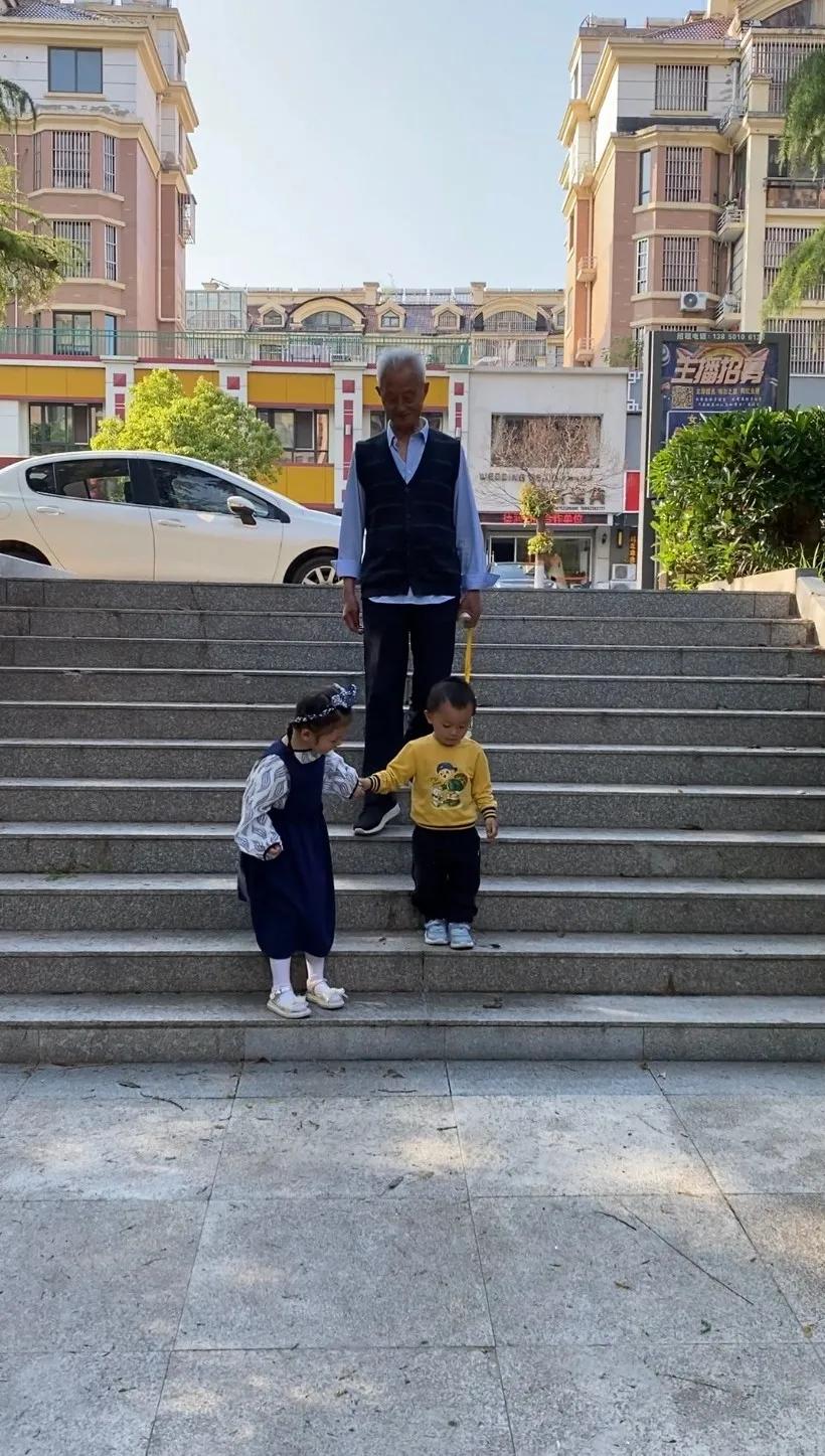 Tong Meng Tong Fun Tong Zhi - iNEWS