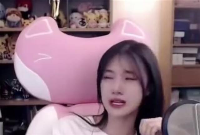 The LPL female commentator and hostess broke the defense and shed tears ...