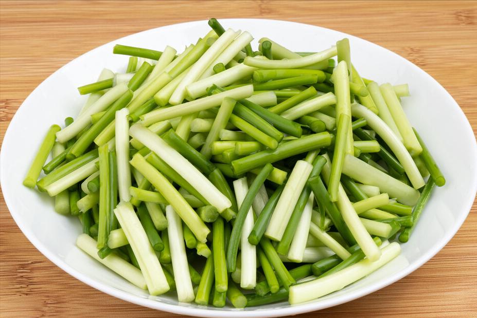 Stir-fry the garlic moss directly in the pot. If you want the garlic ...