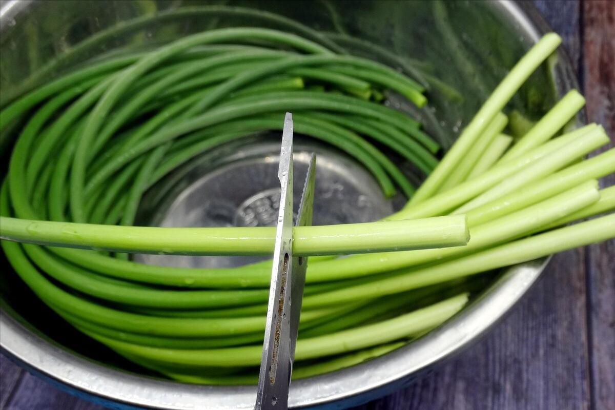 It is a big mistake to stir-fry garlic moss directly in the pot. The ...