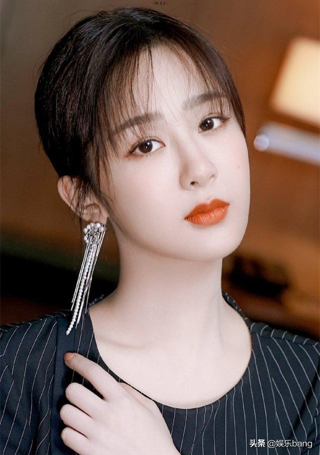 Yang Ziluo Yunxi met by chance on the set, incarnate as workers to cheer each other up, staged a ...